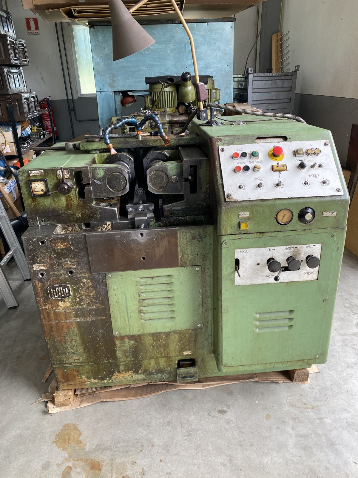 Stroj za valjanje navojev