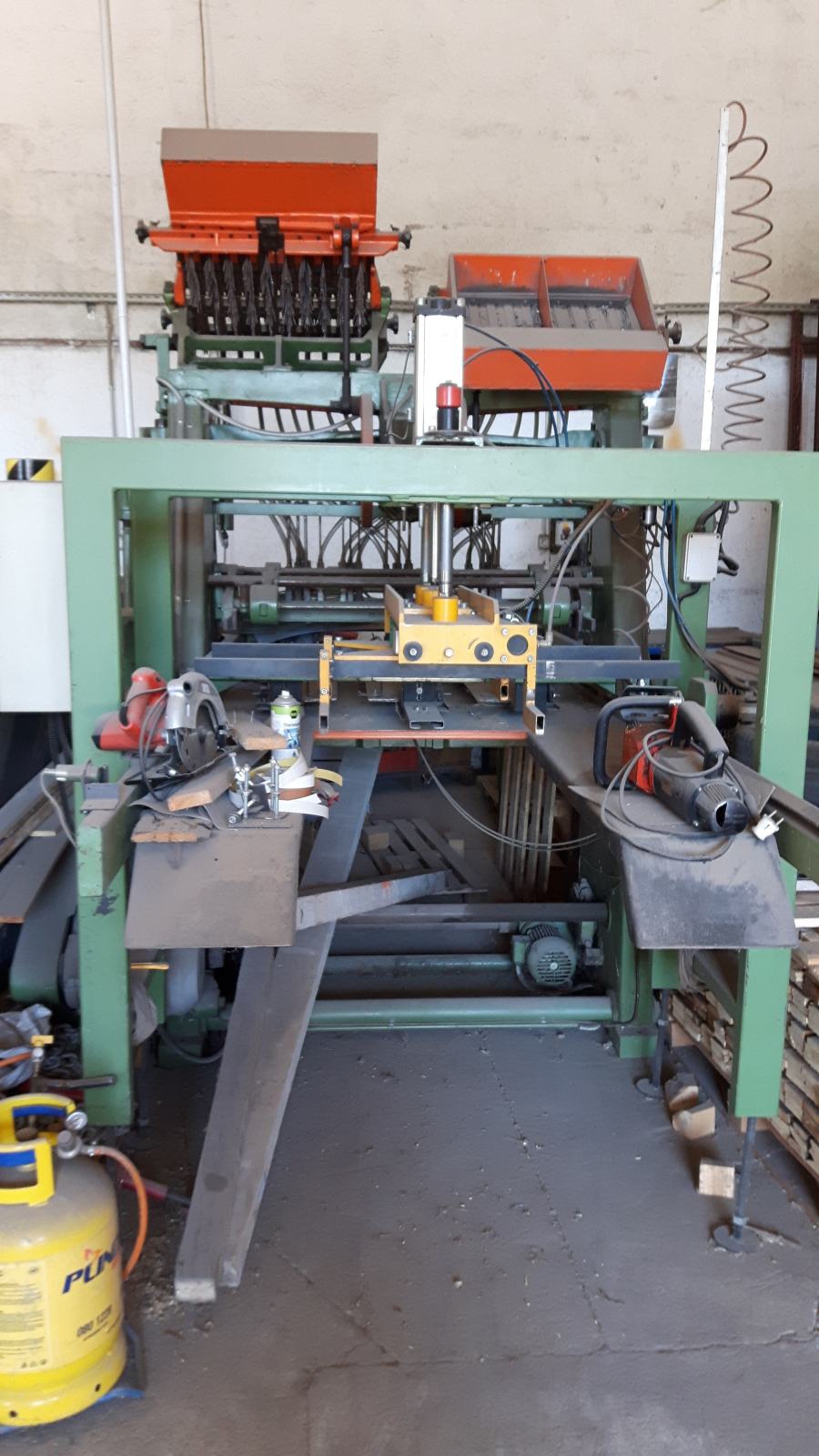 STROJ ZA IZDELAVO PALET