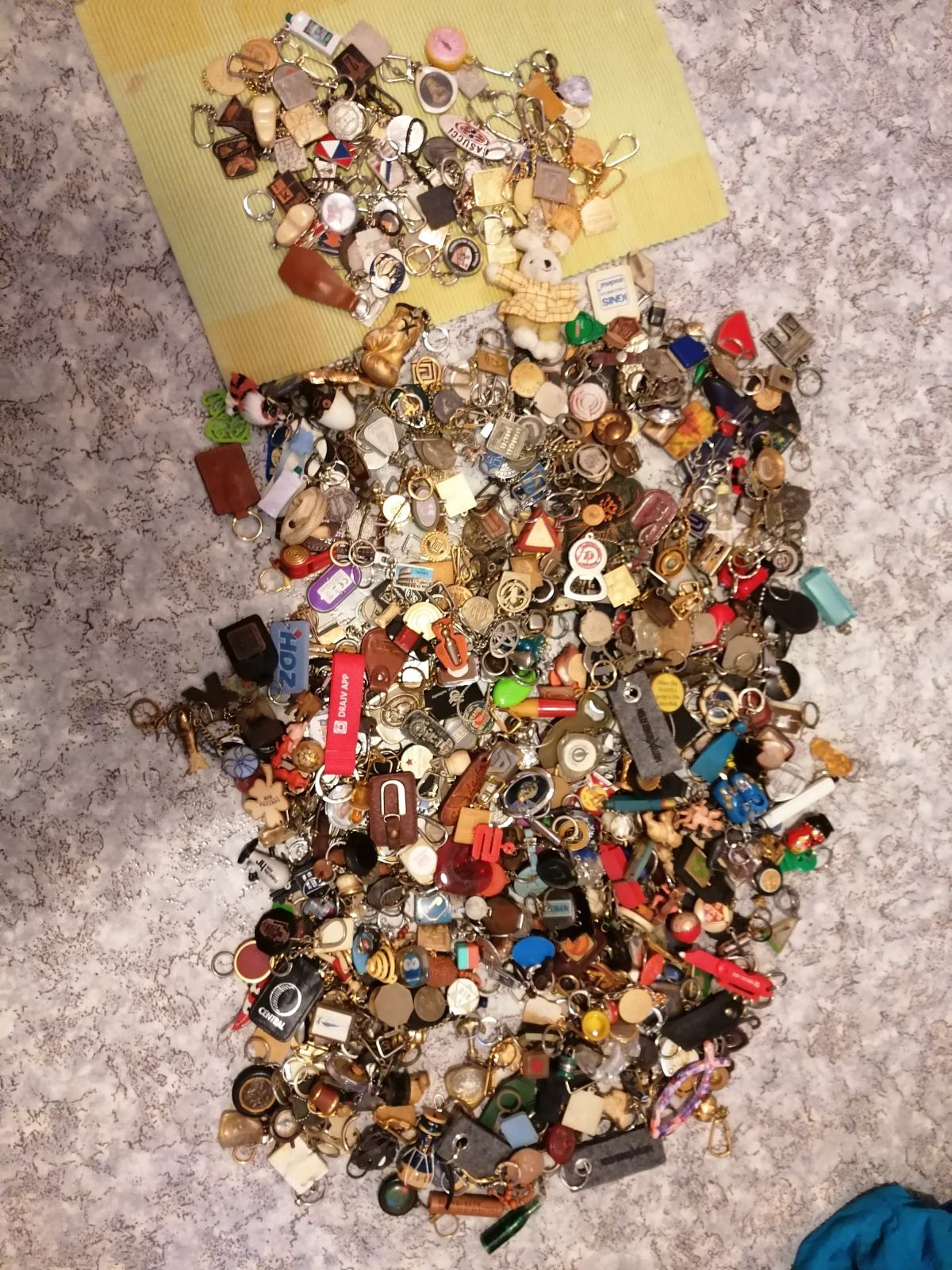 OBESKI ZA KLJUČE CCA. 400.KOM.ugodno