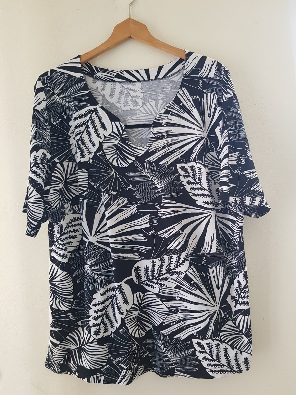 ČRNO BELA MAJCA XL/XXL