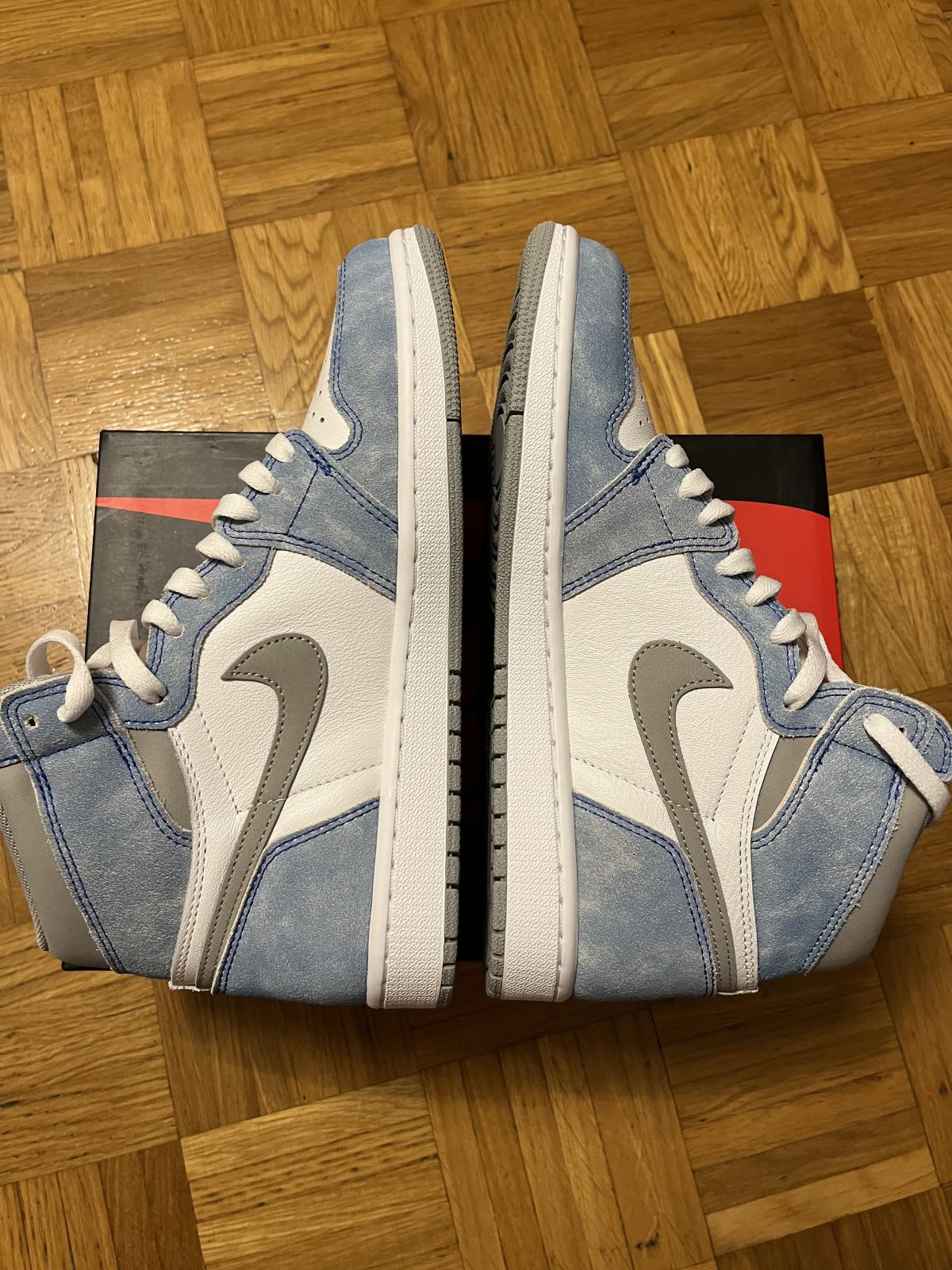 Air Jordan 1 Retro High Hyper Royal Smoke Grey št. 42