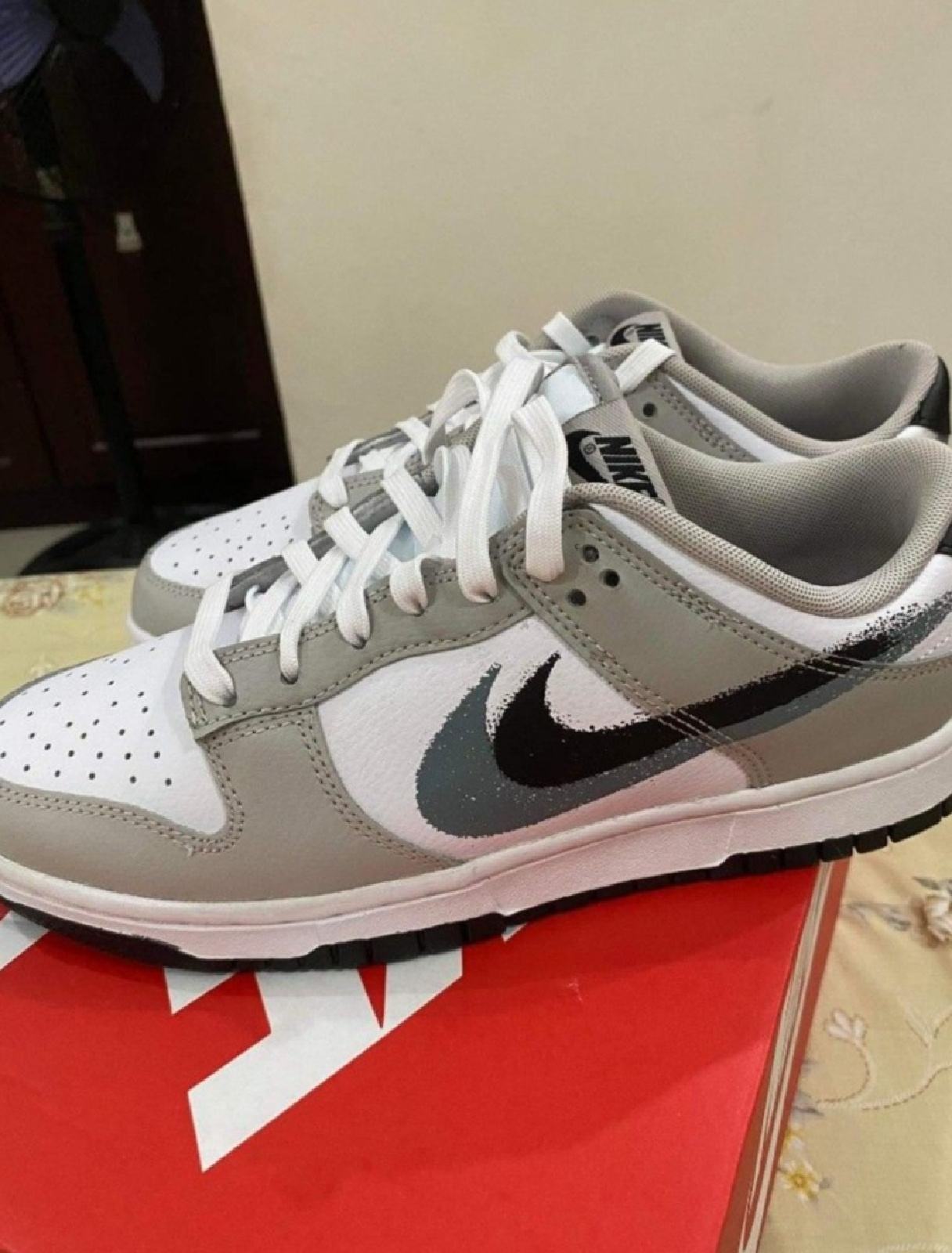 Nike dunks spray paint swoosh, št. 42