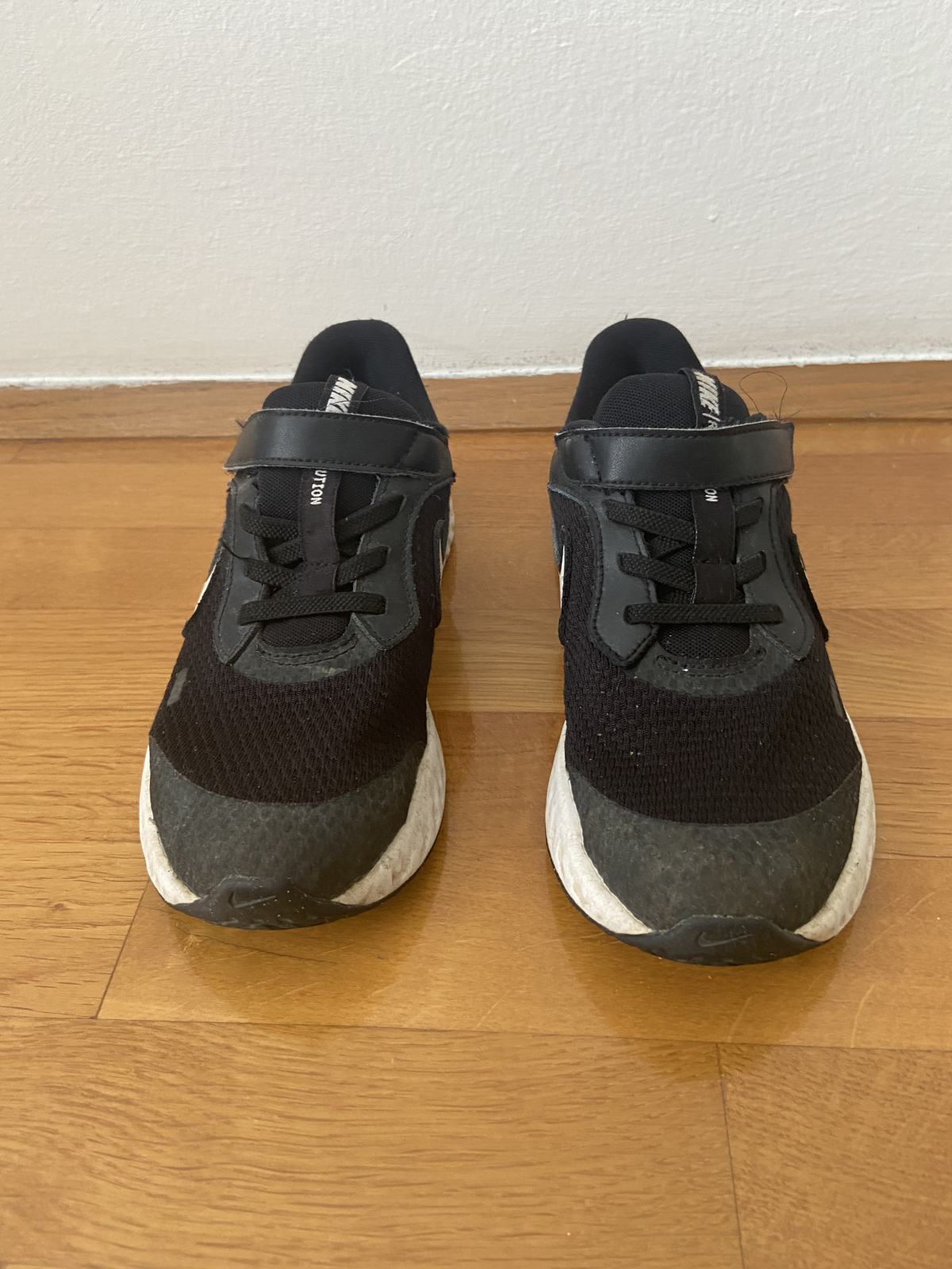 Nike superge št. 33, črne