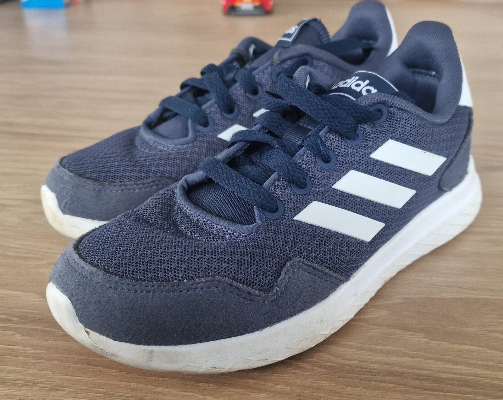 Otroški športni copati Adidas st 33