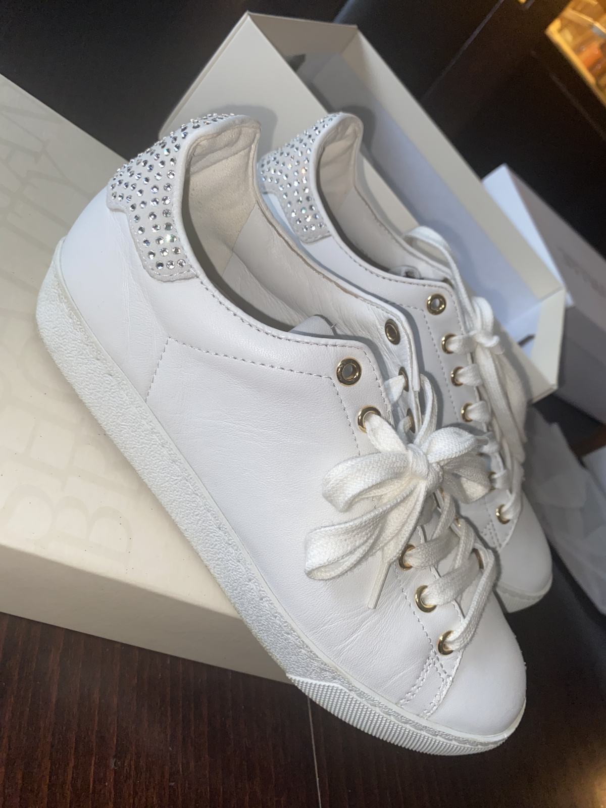 Original Hogl bele superge s swarovski kristali