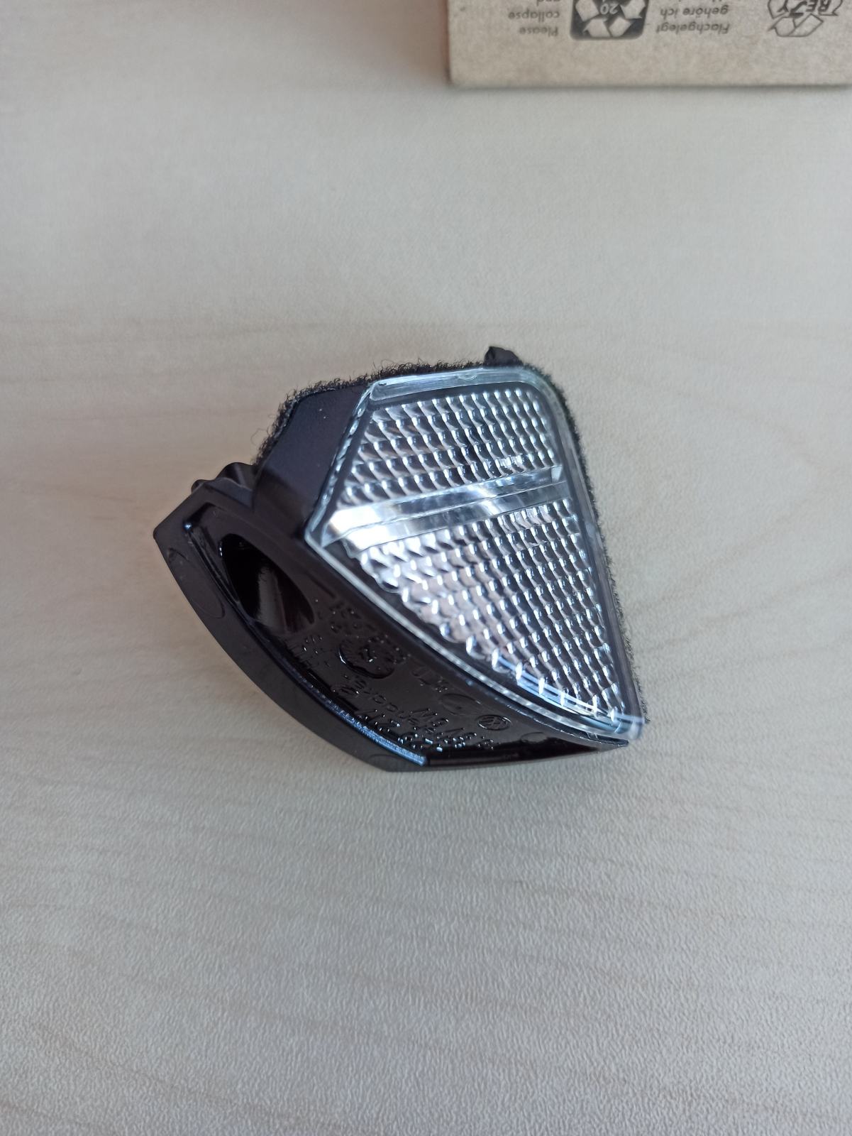 Original del za luč pod ogledalom