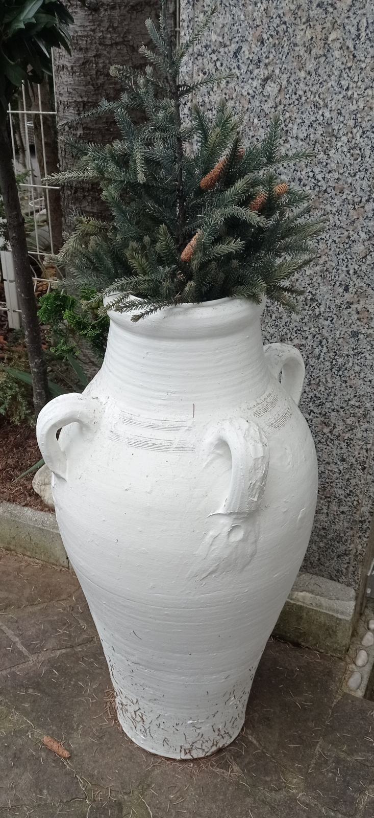 Amfora v beli barvi, Ljubljana