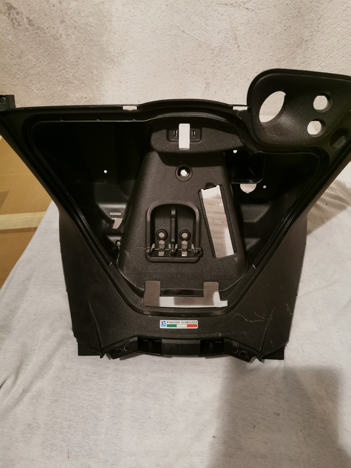 Piaggio x10 - pvc predalnik pod balanco