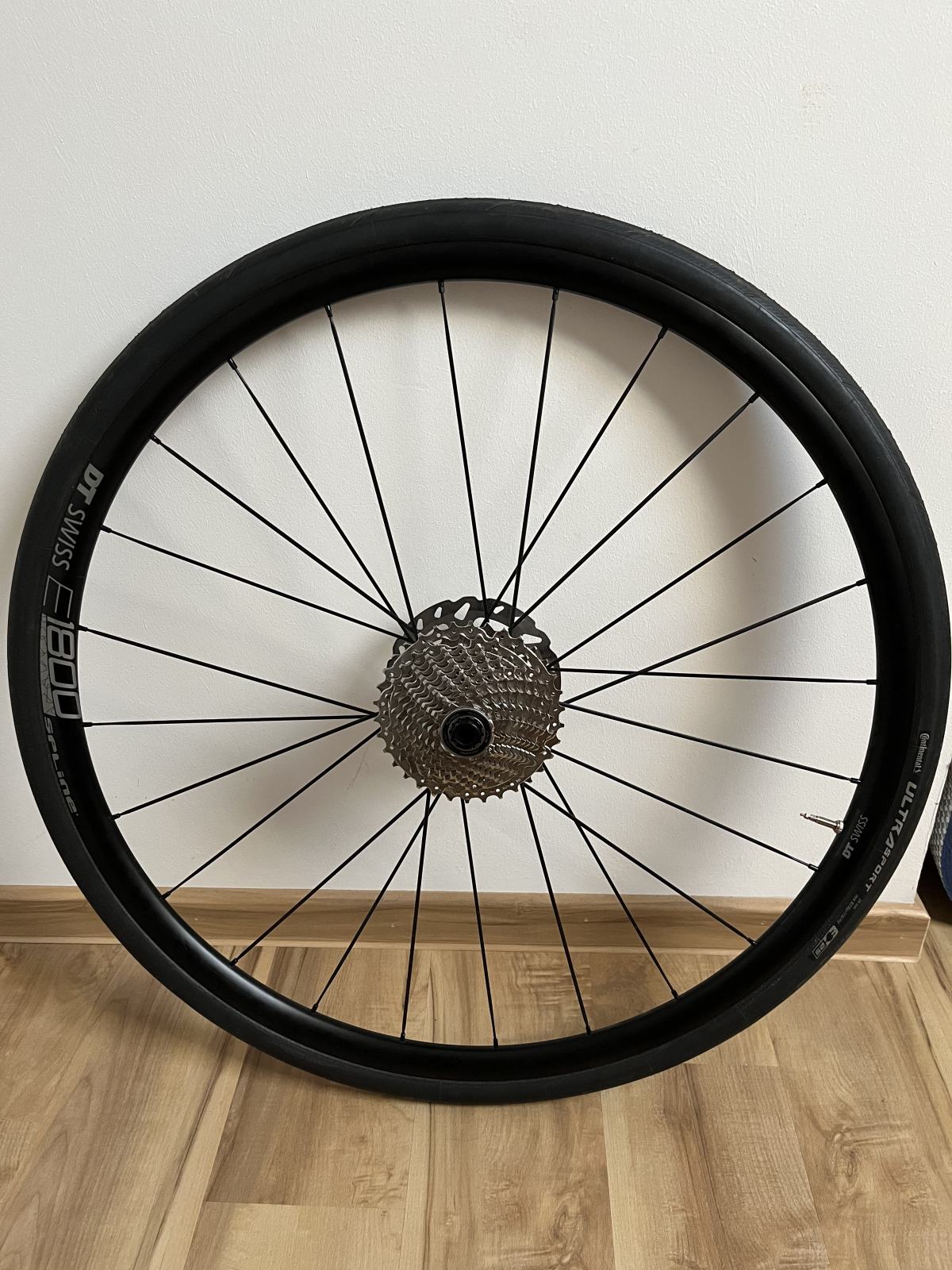 NOVI Obročniki DT Swiss E1800 spline z gumami Continental ultra sport