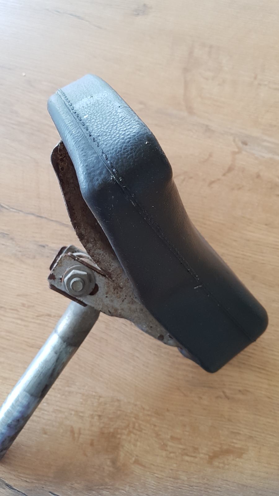 Sedež tomos puch laura