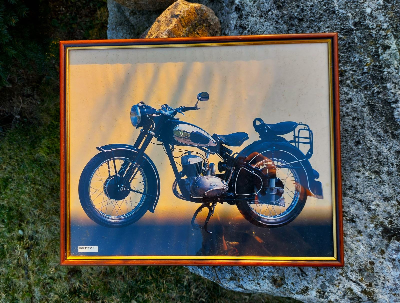 Uokvirjena fotografija slika motor oldtajmer DKW RT 250/1 letnik 1953