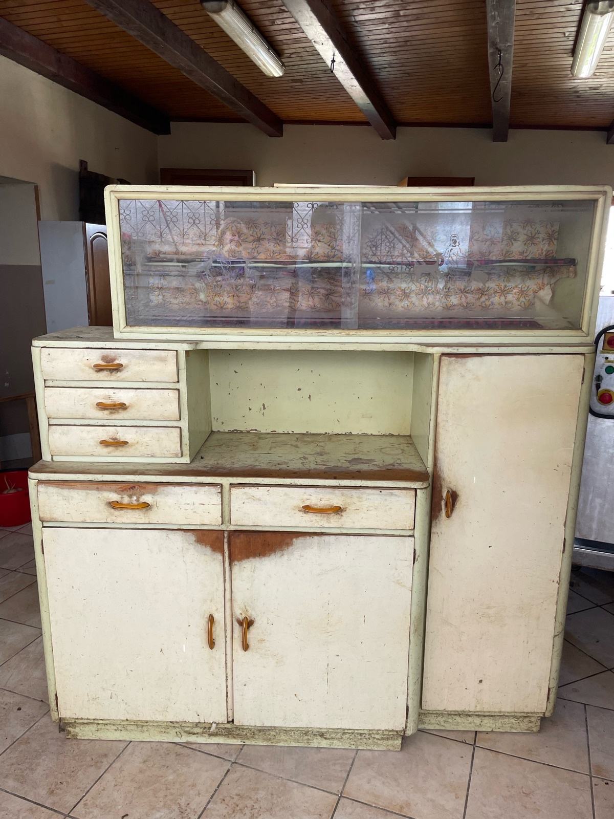 Stara kredenca letnik 62