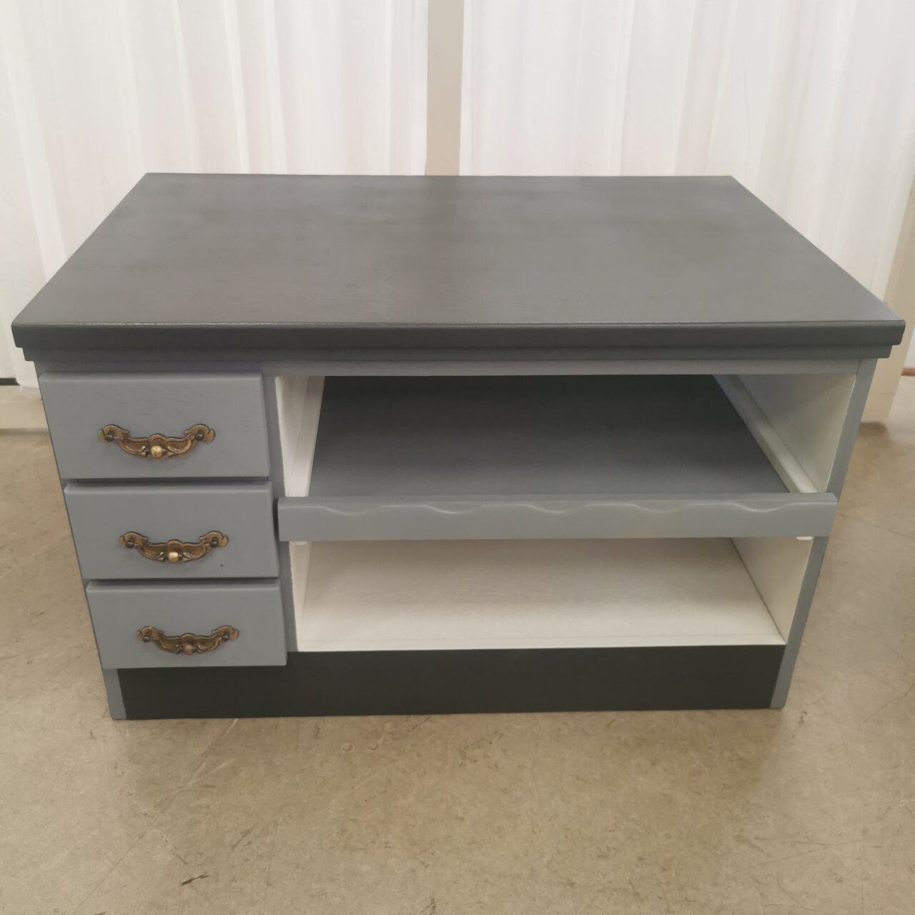 Obnovljen vintage predalnik s polico