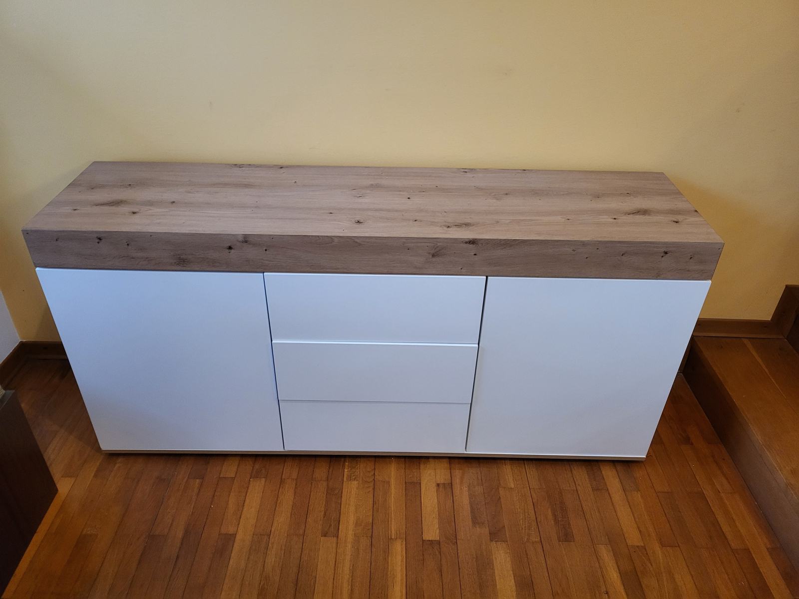 Omara komoda bela/hrast