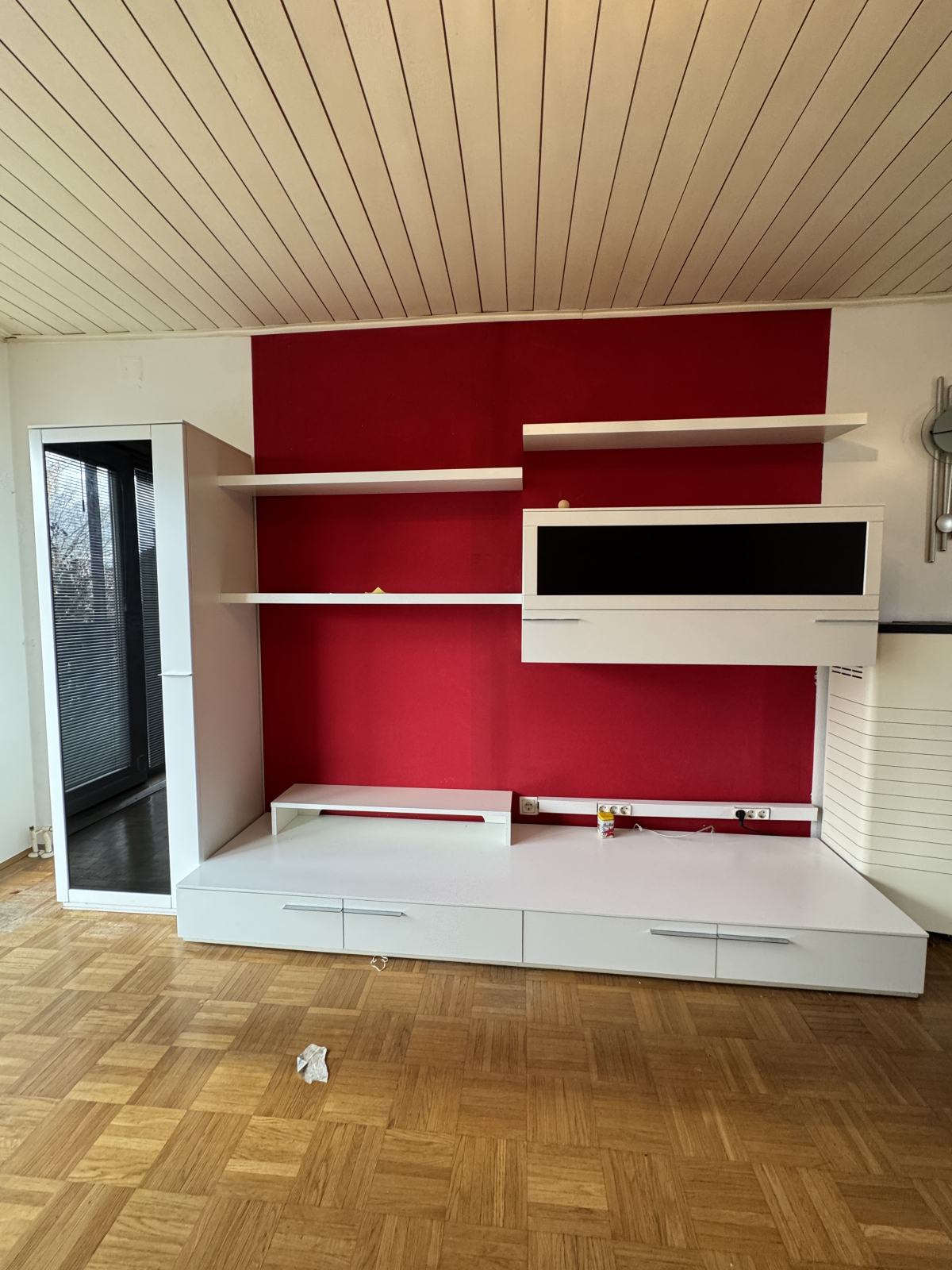 Omarice za TV s policami“