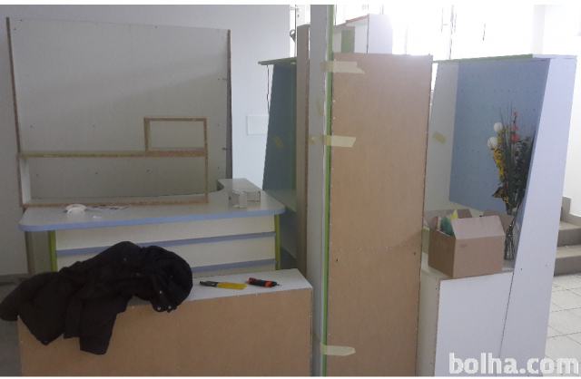 Leseni pult z omarami