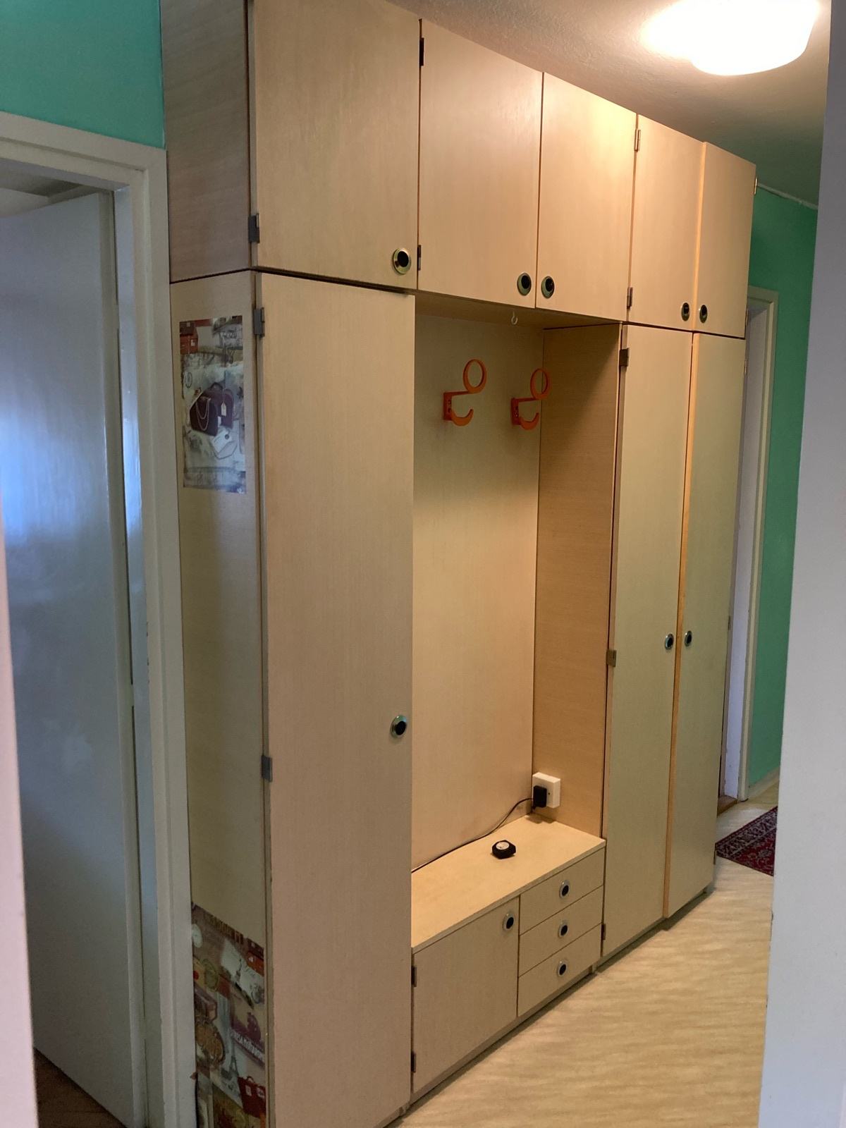 Podarim: omaro za na hodnik