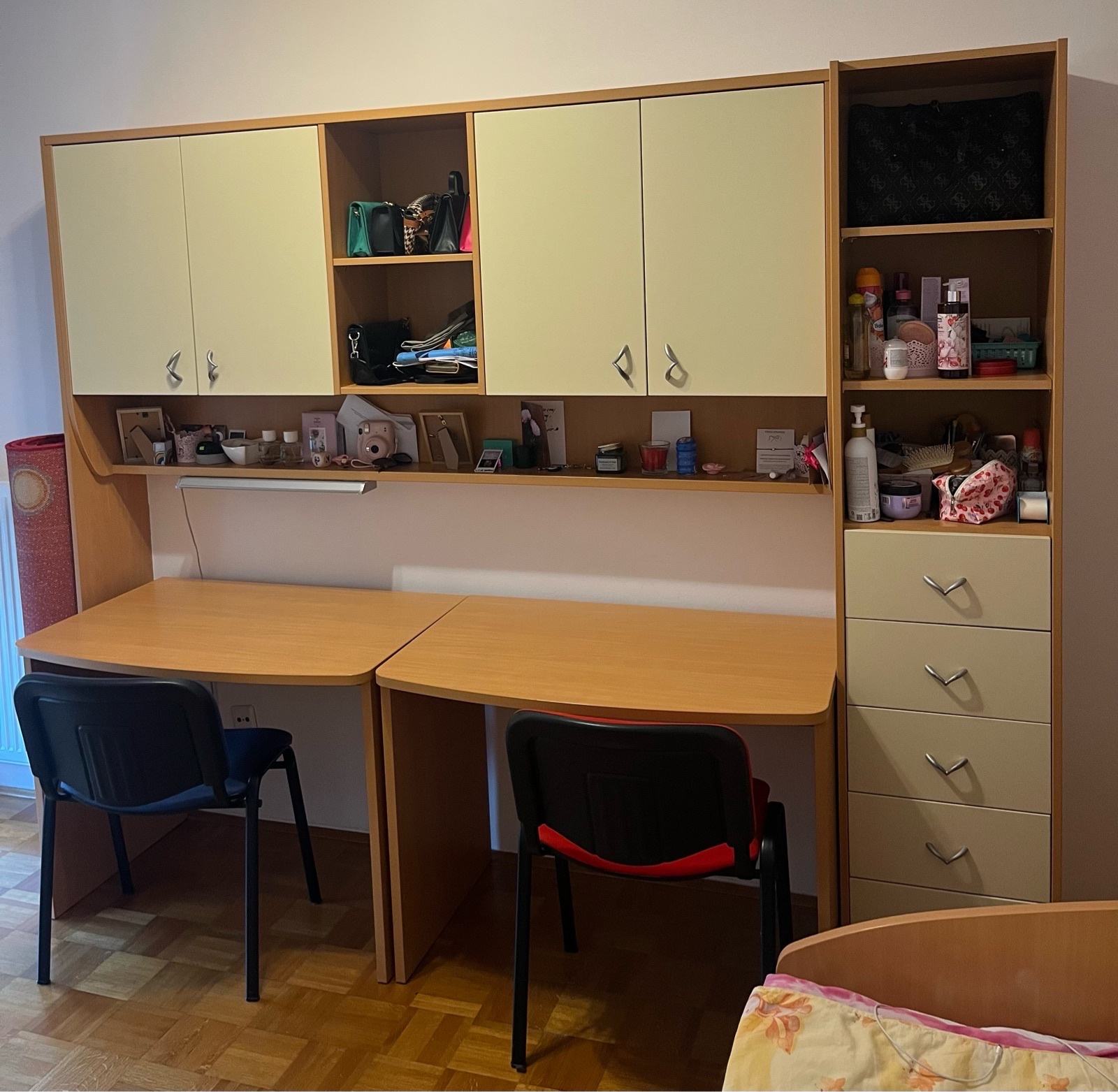Večnamenski Alples most z omarami in policami