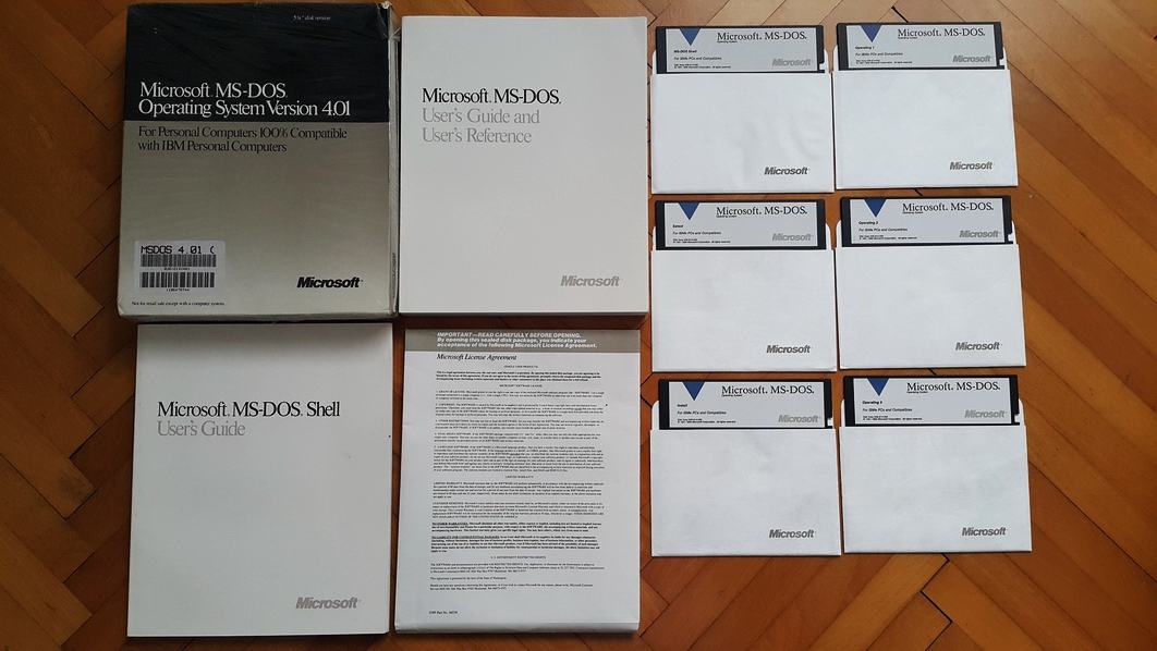 Kompleten retail vintage operacijski sistem MS-DOS, različice 4.01