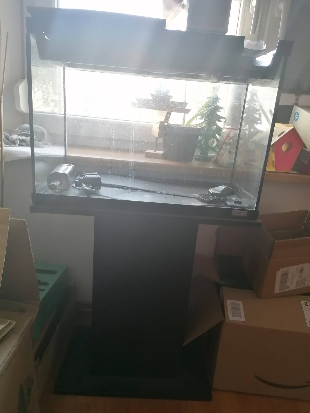 55l akvarij in stojalo 80 eurovs