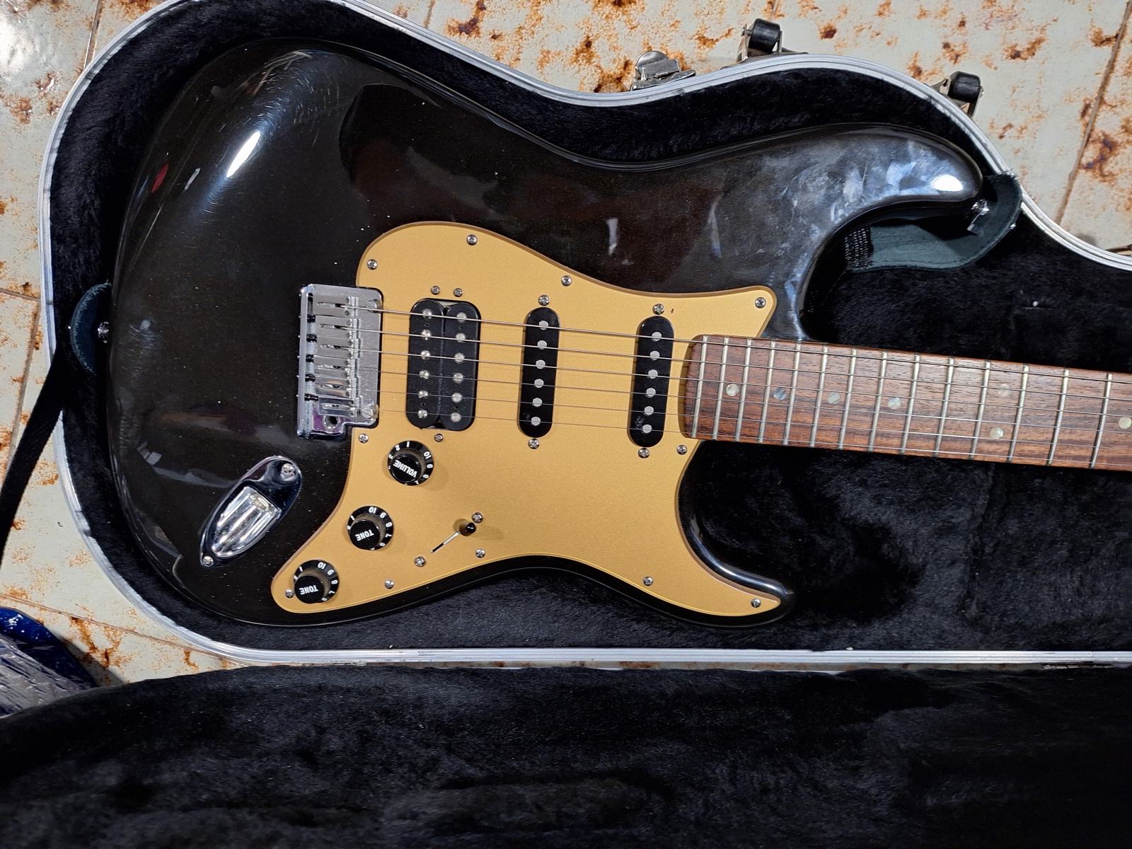 Fender GOLD Pickguard z Noiseless USA magneti