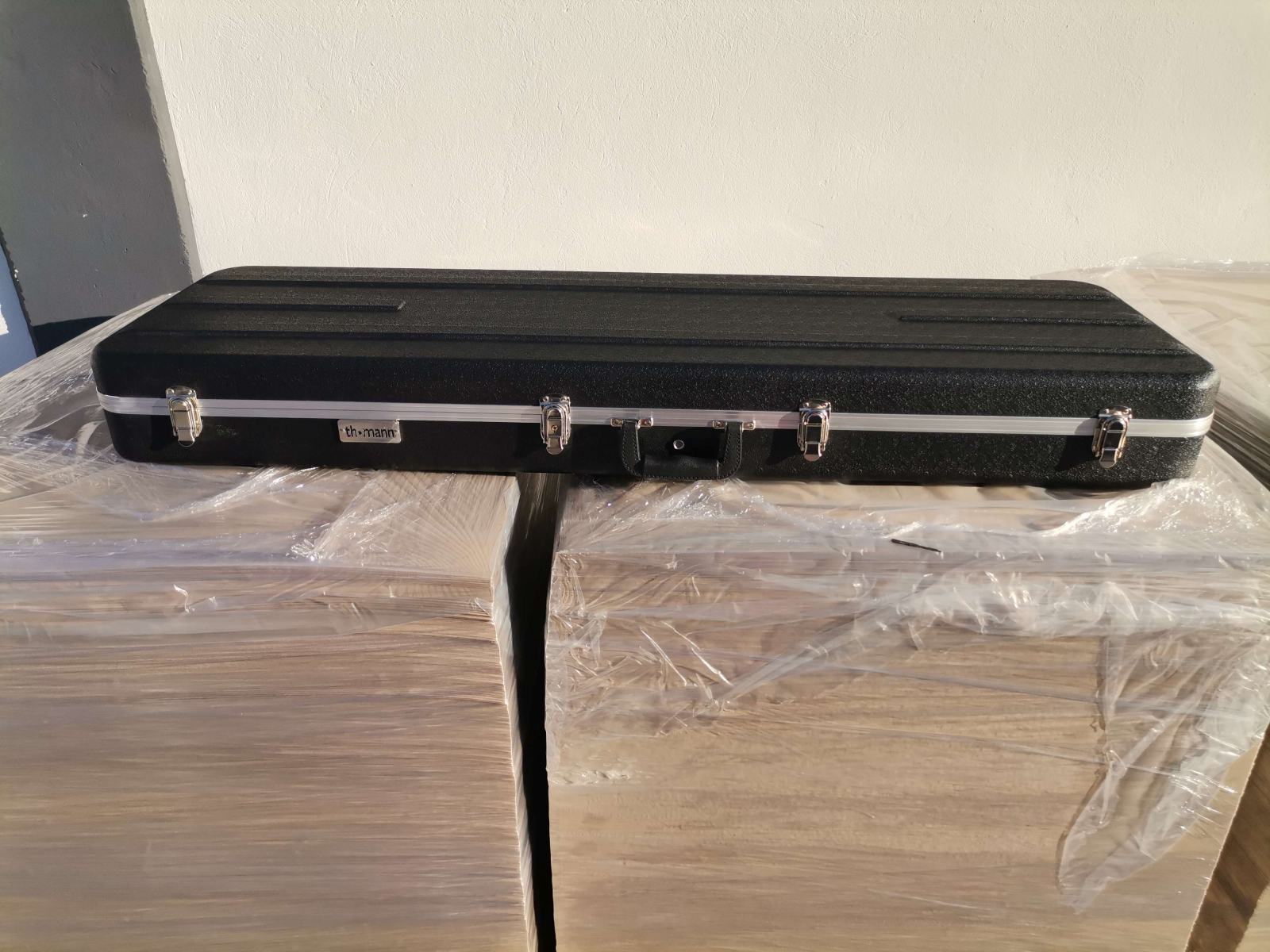 Nov kovček za bas kitaro