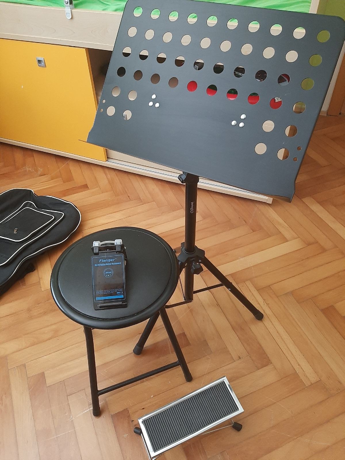 Stojalo za note črno iz jekla, stol, pručka in nastavek za kitaro