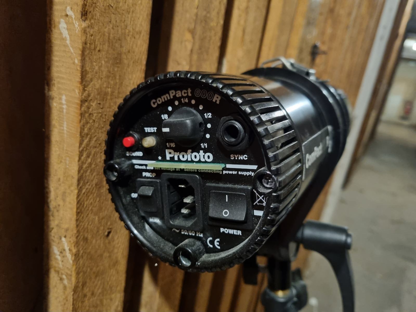 Profoto ComPact 600W z stativom