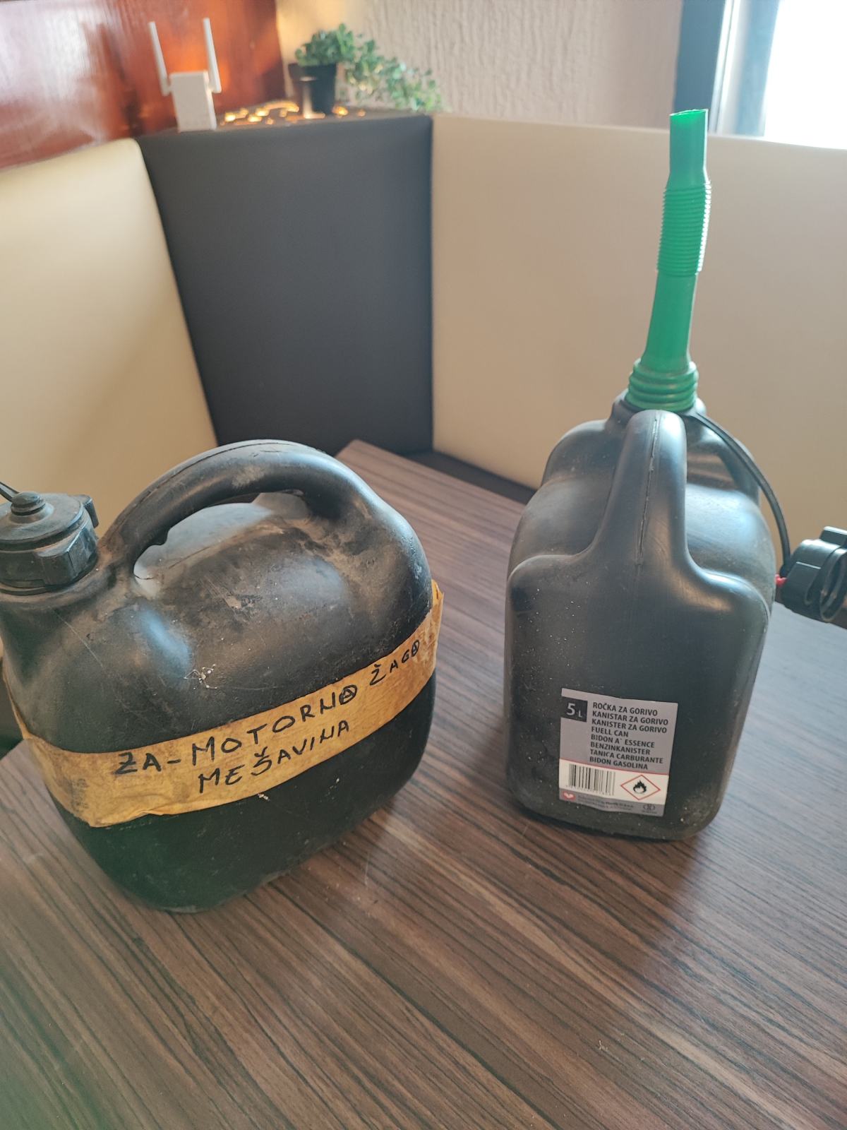 Kangla, kanglica, kanister , kantica za olje ali bencin