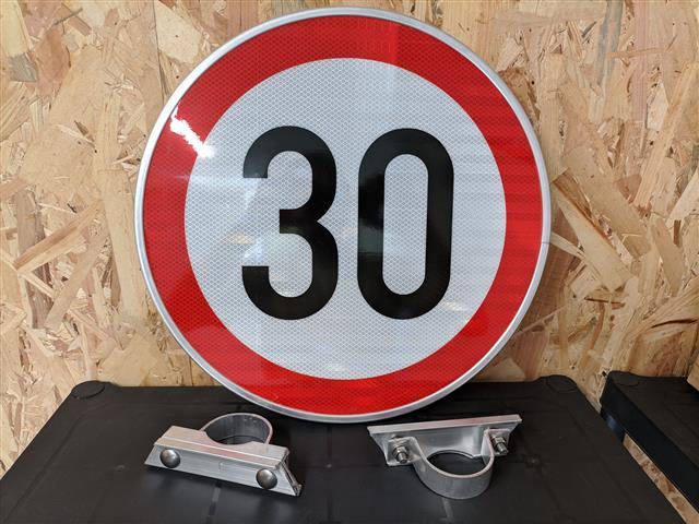 Prometni znak 30 - nov