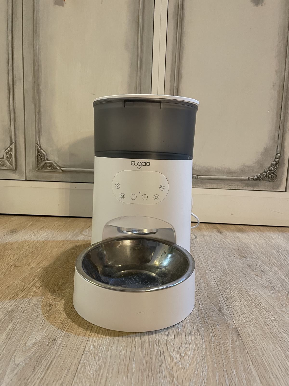 Avtomatski mačji hranilnik