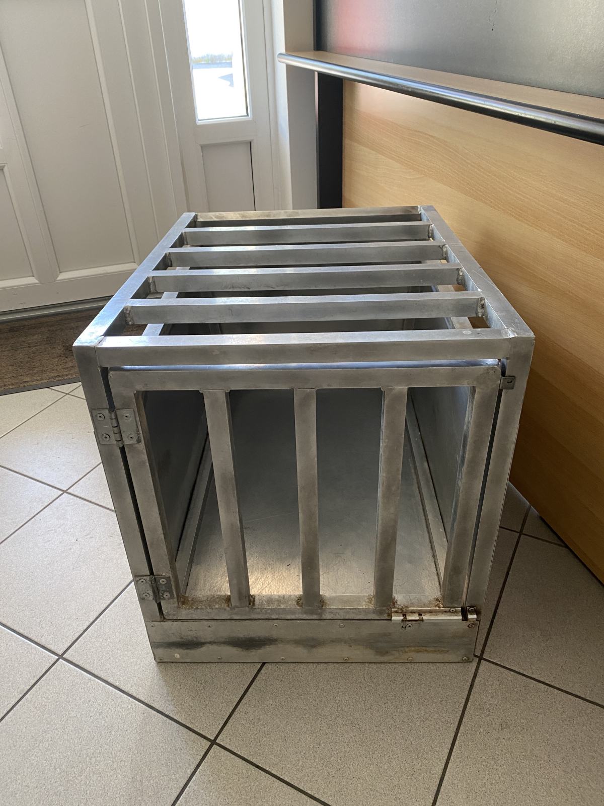 Alu box za prežavanje psa v avtu