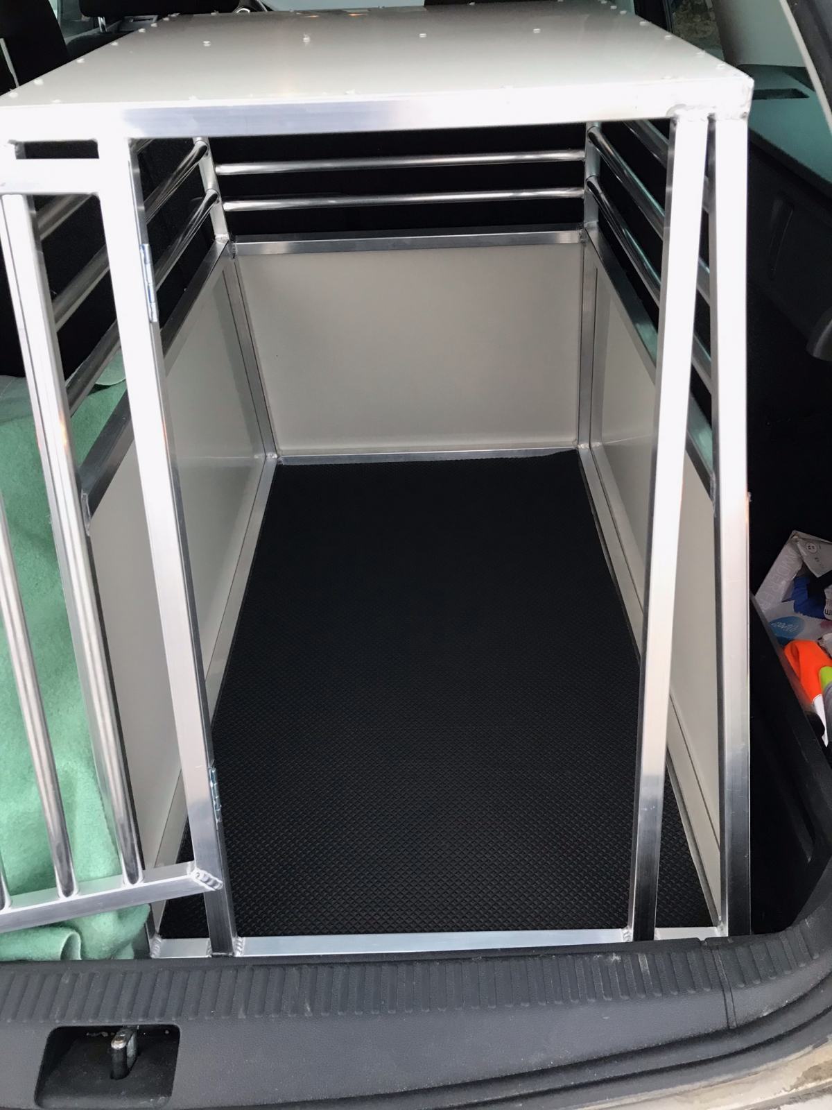 Varjen aluminijasti box za psa prodam