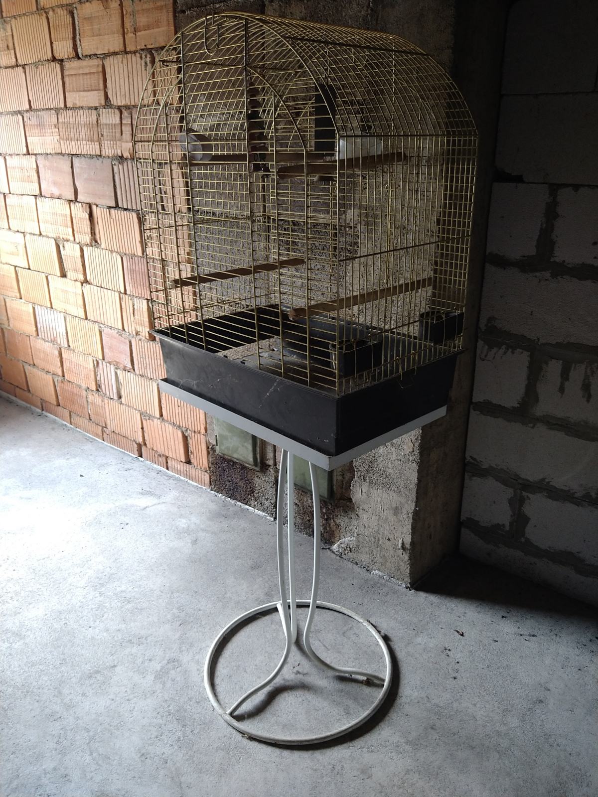 Kletka in stojalo primerna za rozelo