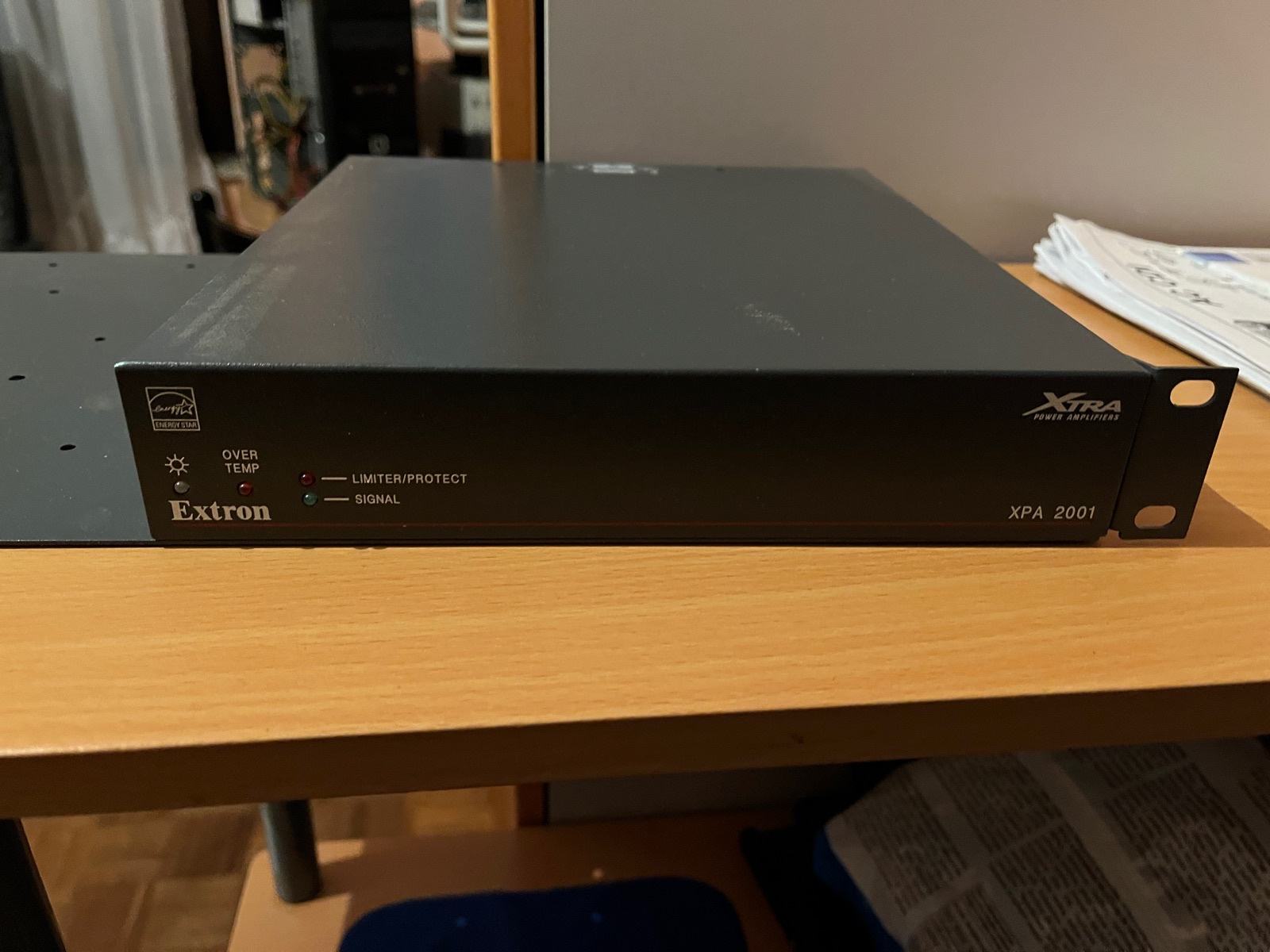Ojacevalnik za konferencno sobo ali dom extron xpa 2001