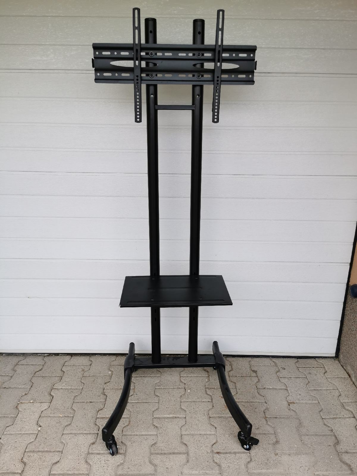 Stojalo za TV na kolesih s polico