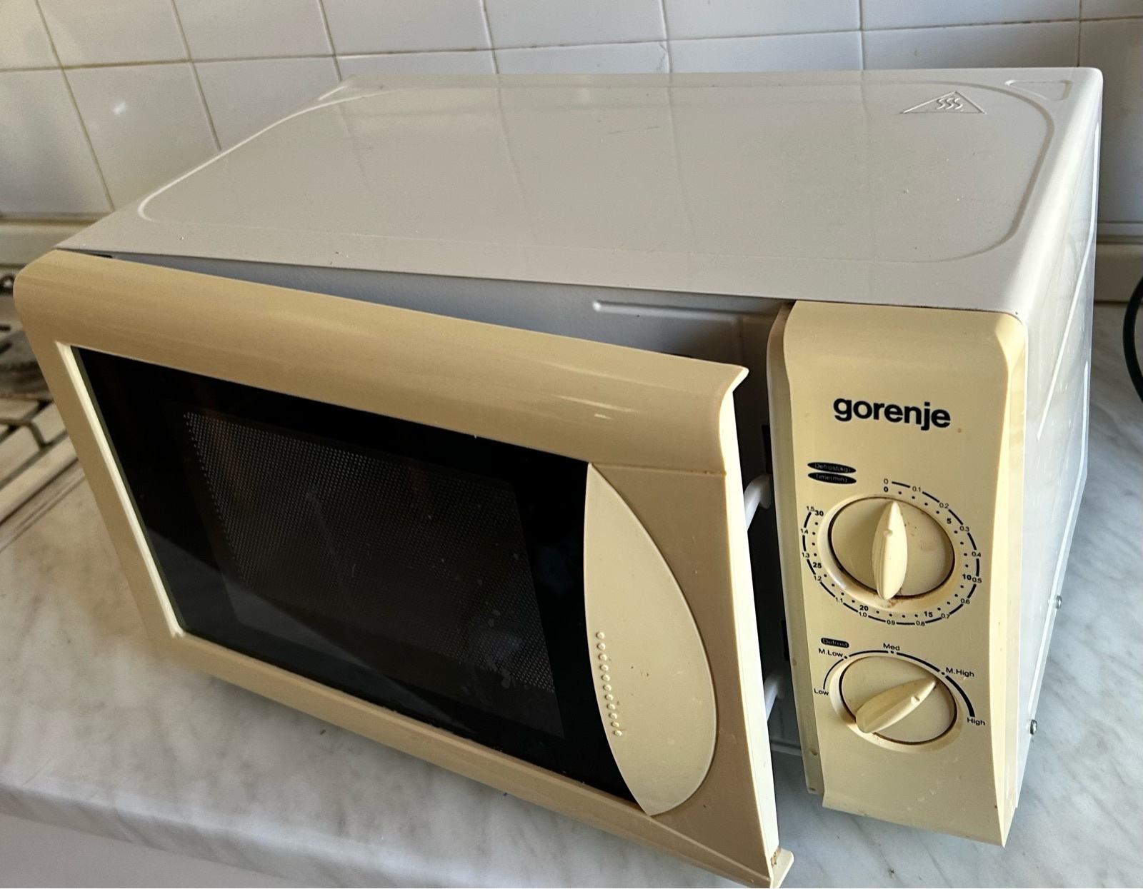 Mikrovalovna pečica Gorenje – delujoča, ugodno!