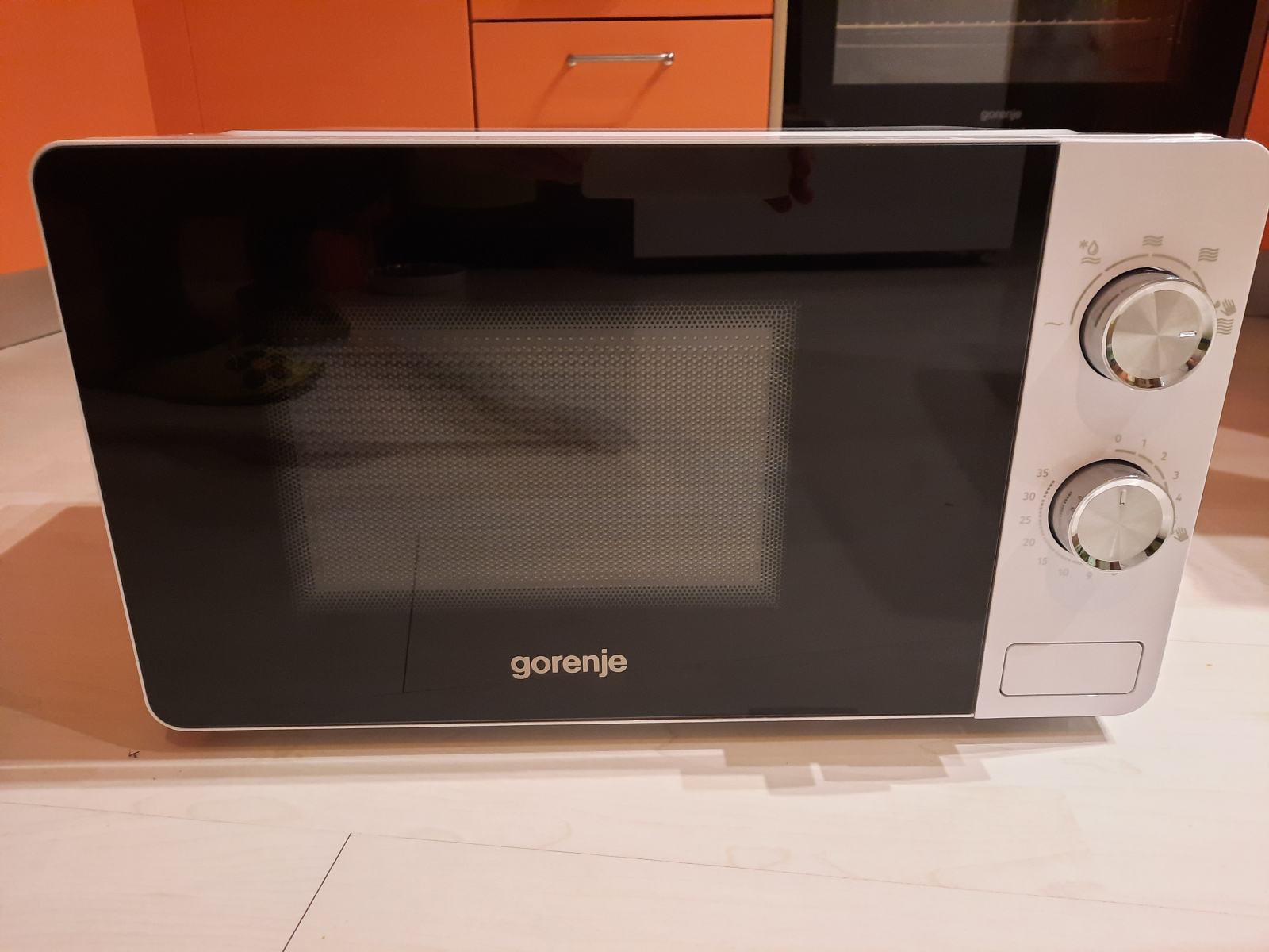 MIKROVALOVNA PEČICA GORENJE, tip M20XYZ, ŠE V GARANCIJI