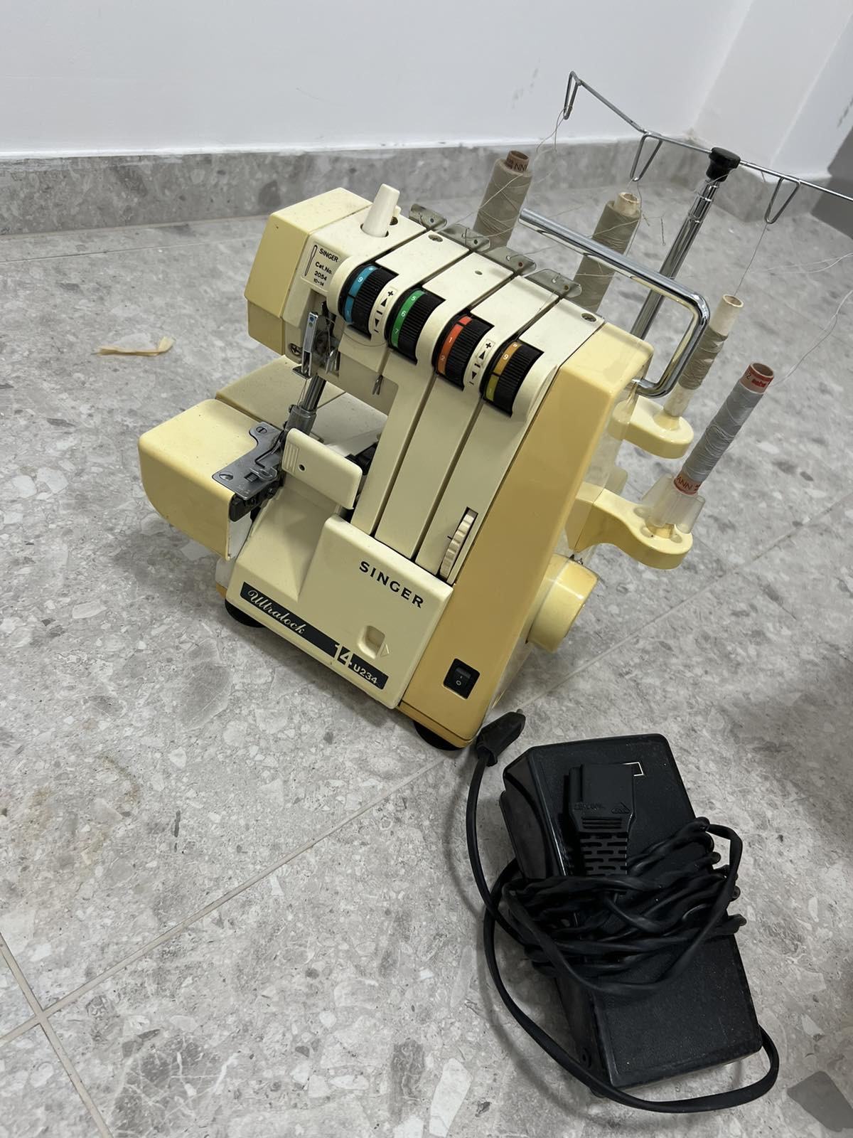 Sivalni stroj Overlock stiri nitni
