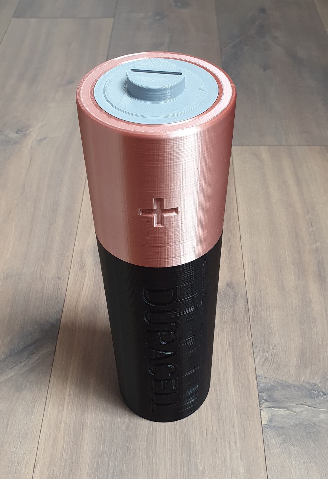 Hranilnik (šparovček) v obliki baterije