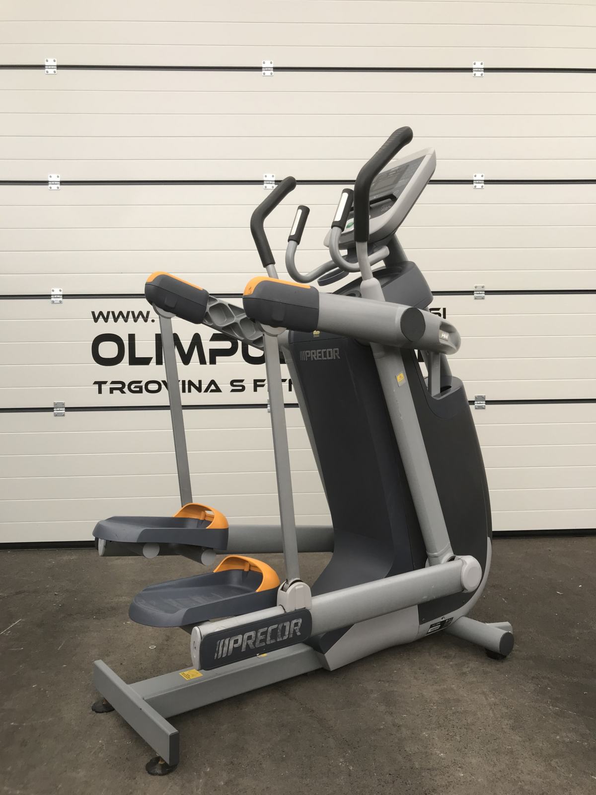 PRECOR AMT 100 - PROFESIONALNI ELIPTIK Z NASTAVLJIVIM KORAKOM