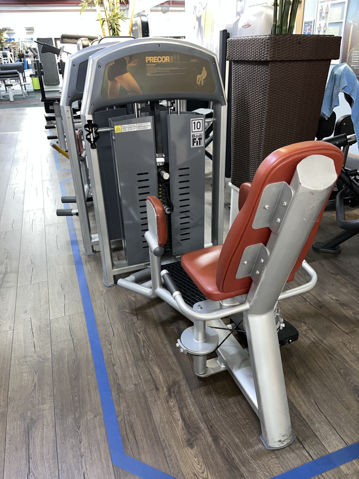 Precor USA Abductor Machine – naprava za vadbo notranjih mišic