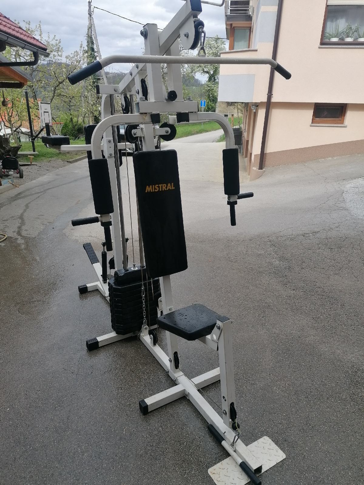 Večnamenska fitnes naprava Mistral
