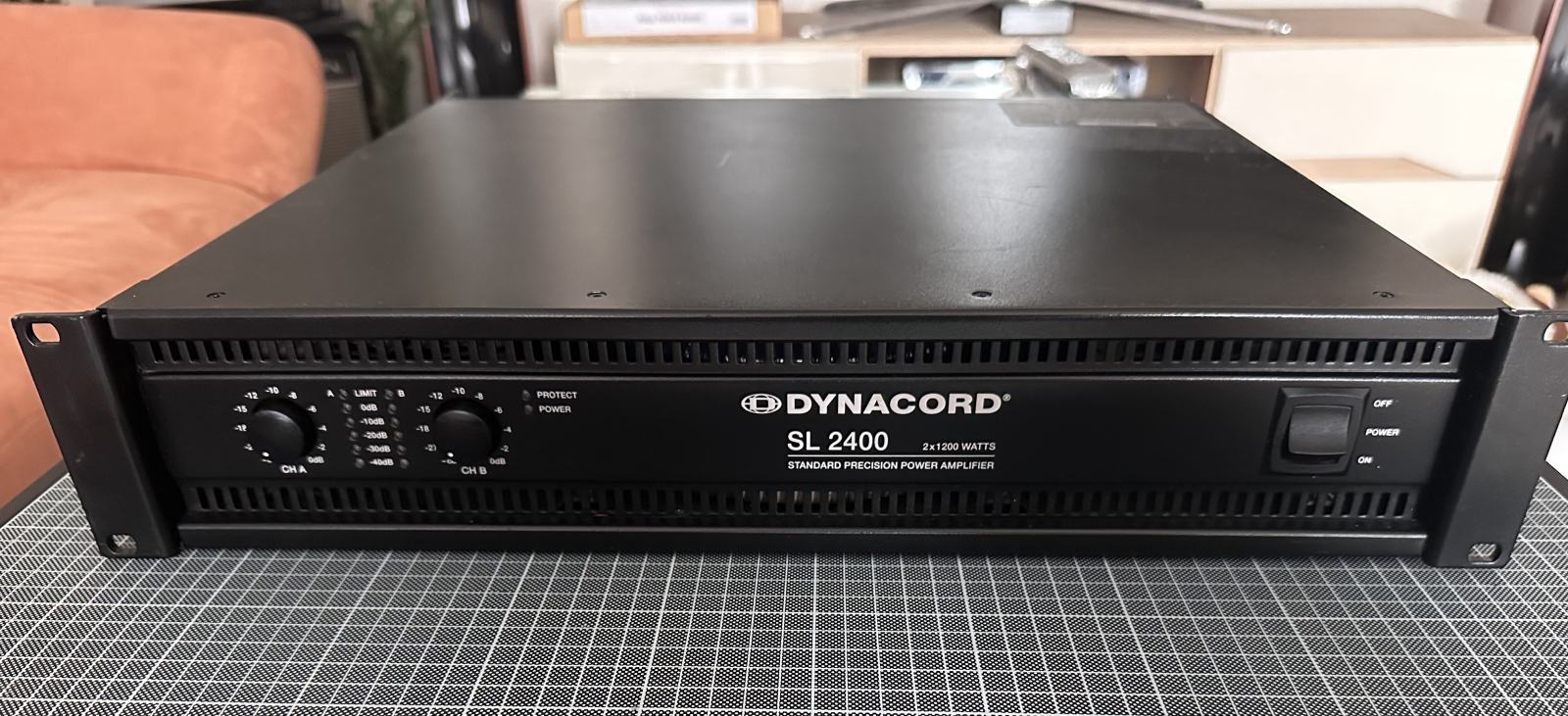 Dynacord SL2400 ojačevalec končna stopnja