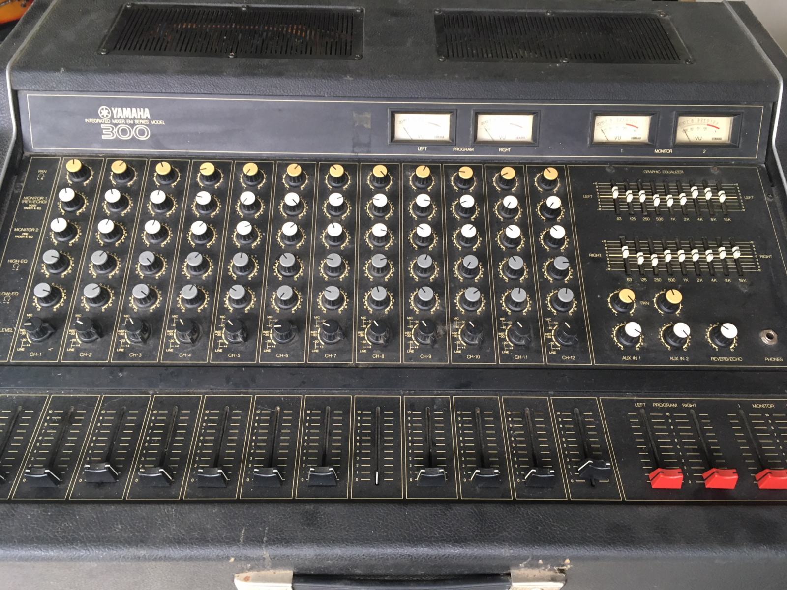 MIXER YAMAHA EM 300 4 OHM. 2x300w