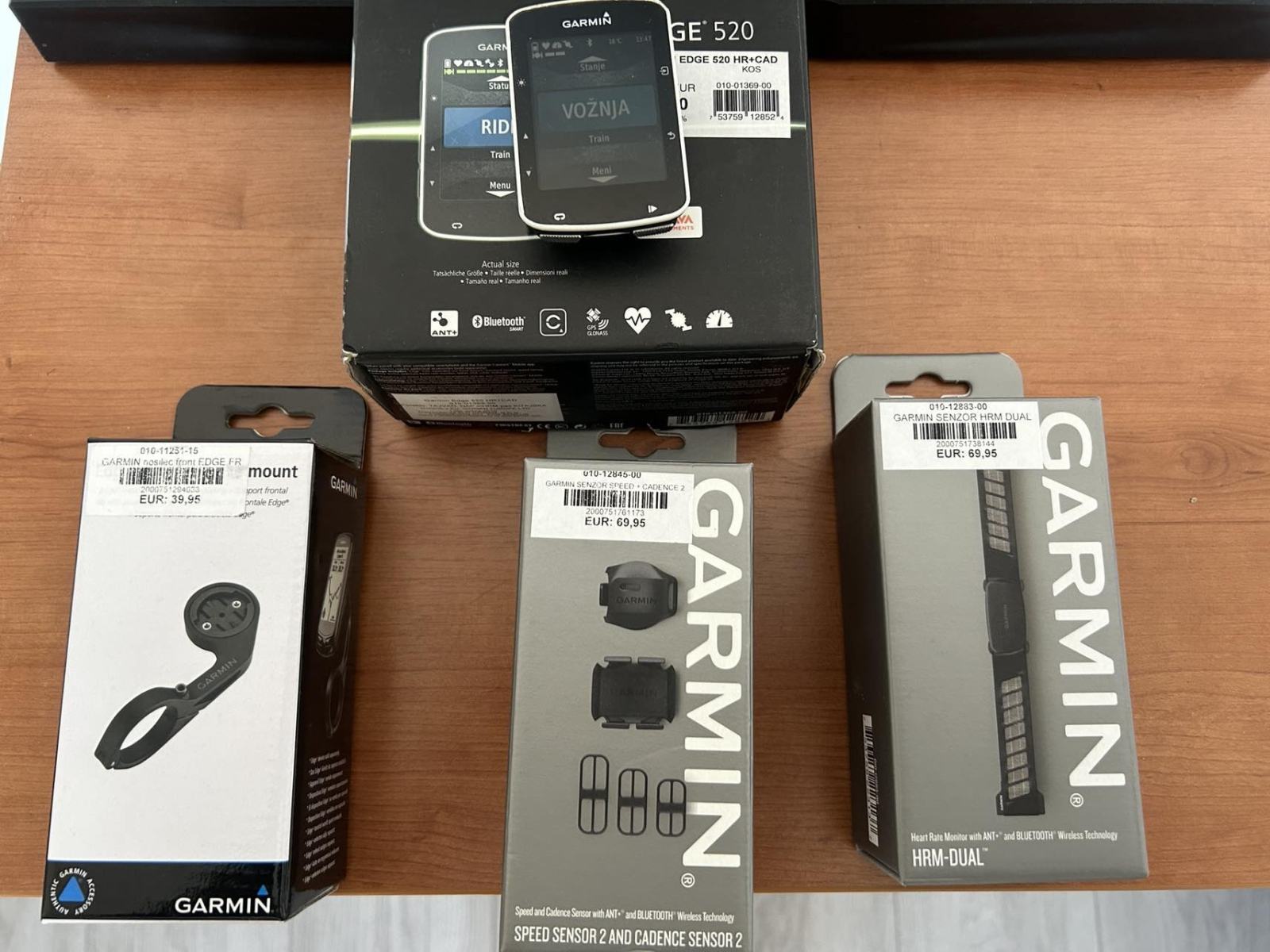 Garmin Edge 520 + HR sensor.