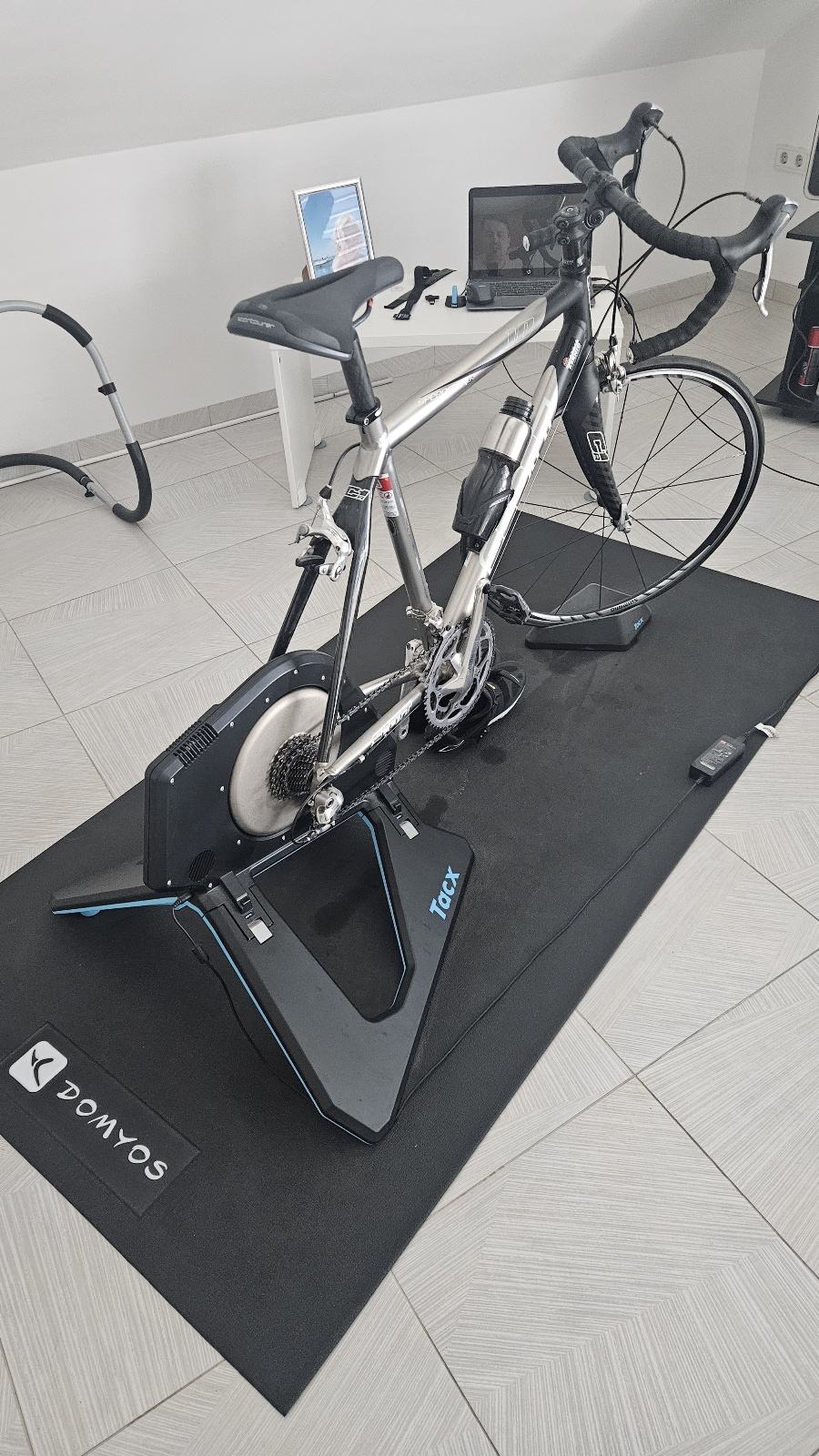 Trenažer Tacx neo 2 komplet s kolesom rabljen cca. 50 ur
