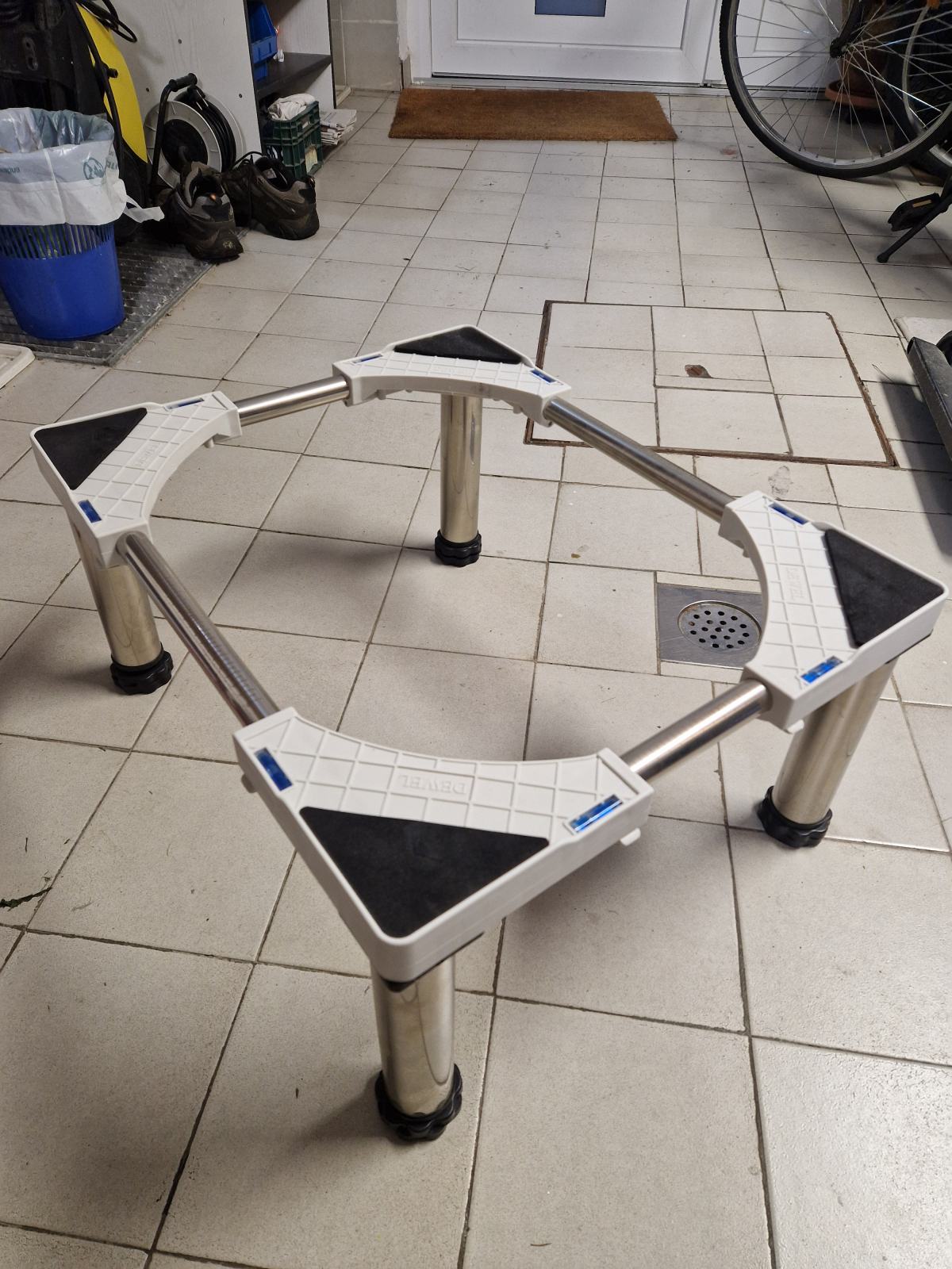 Podstavek za pralni stroj ali hladilnik