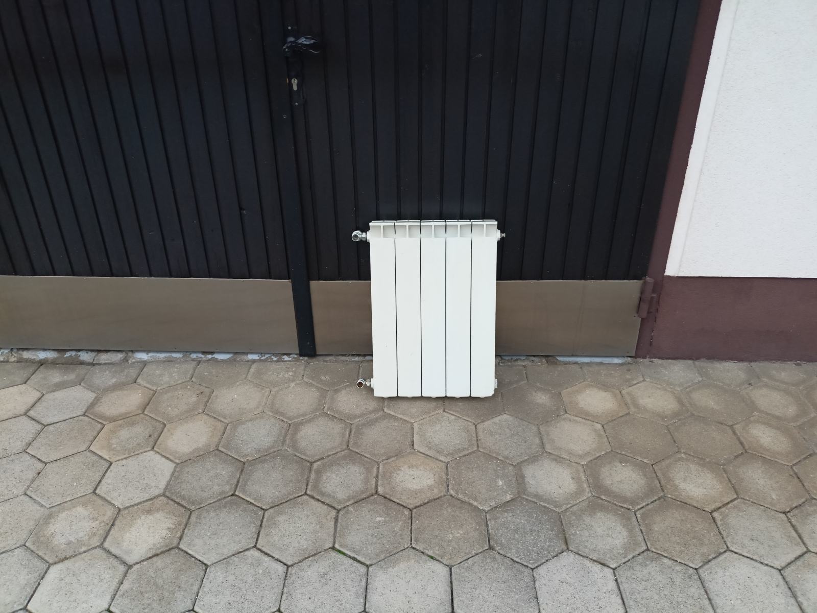Prodam aluminijast radiator aklimat komplet z ventili na sliki