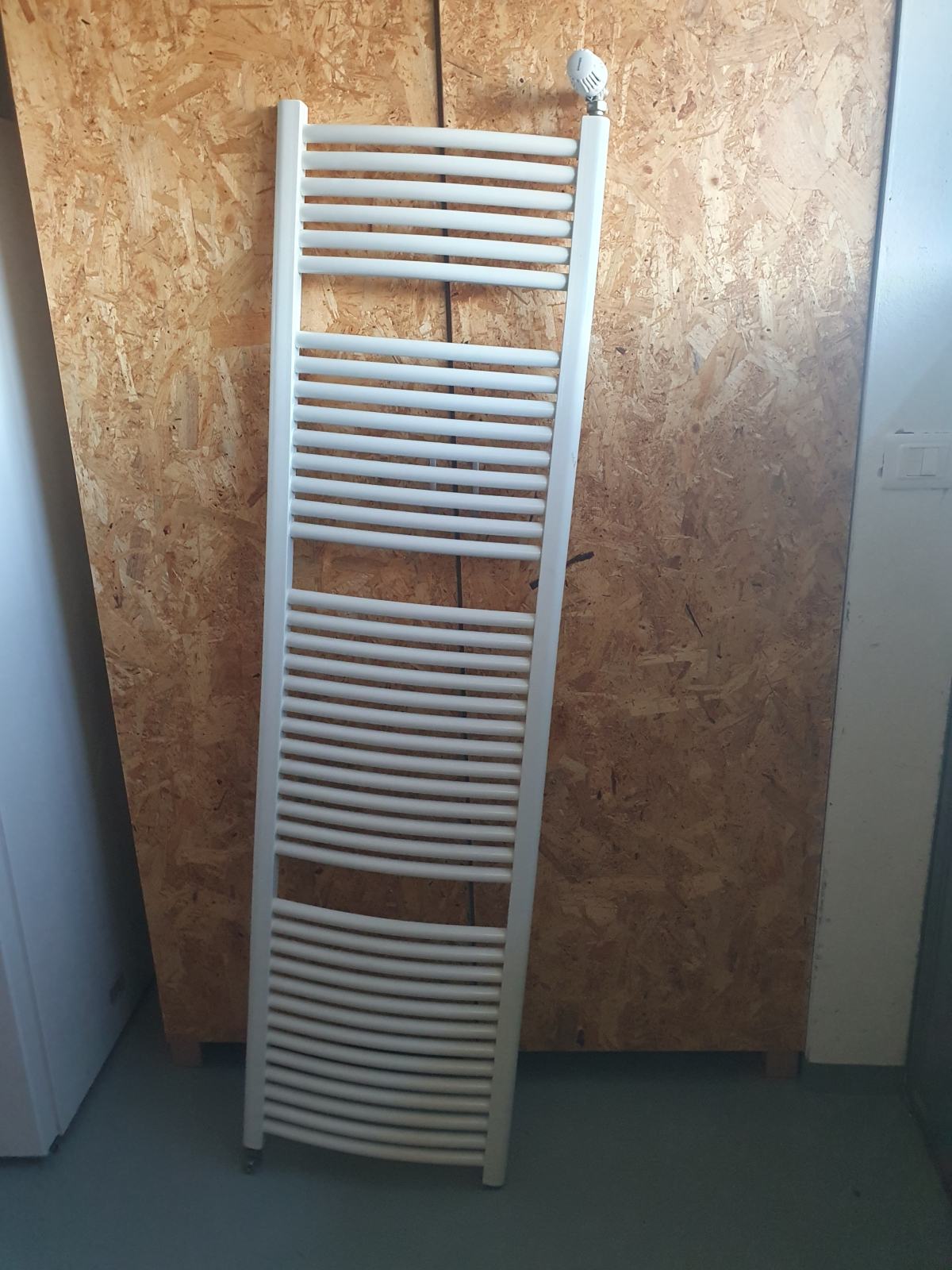 Stenski radiator klasičen priključek